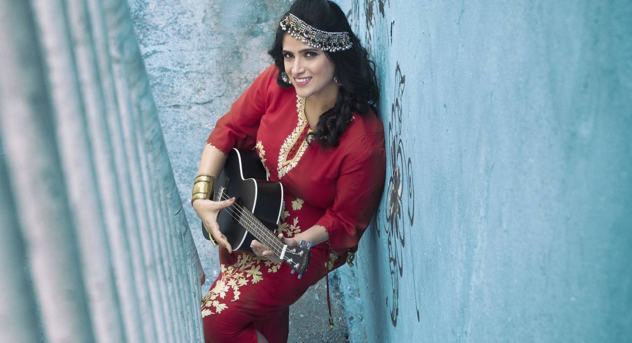 This Kashmiri Lady's Latest Kashmiri Song is Breaking The Internet ...