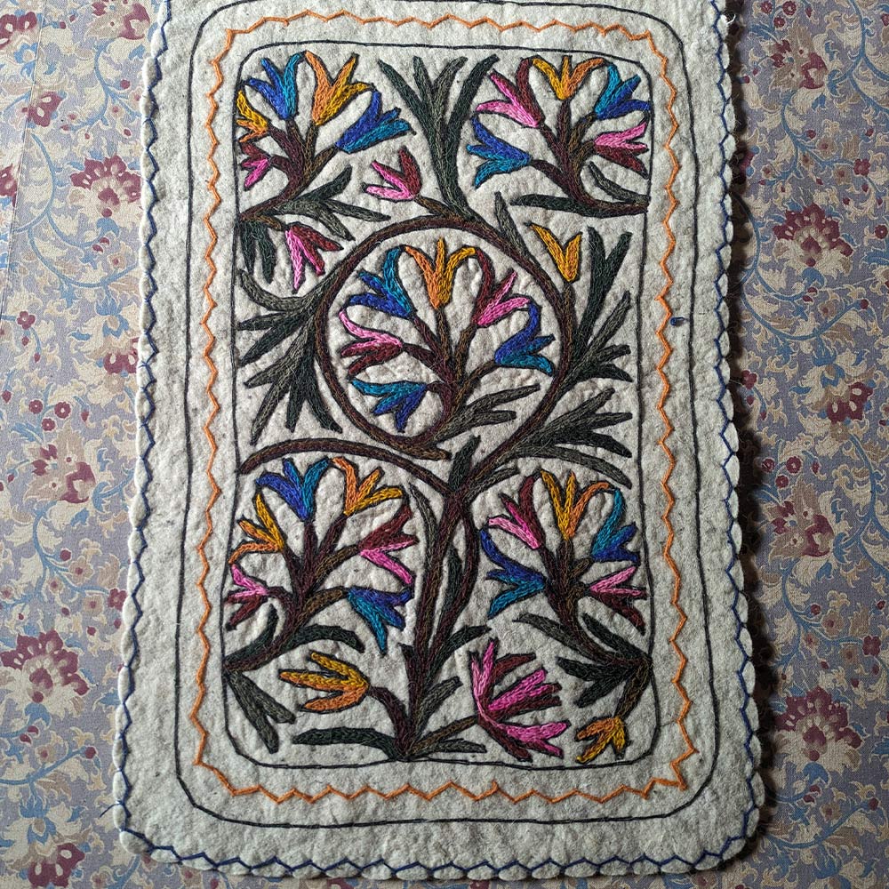 Doodhpathri Namda Handmade Aari Embroidered Wool Rug 3x2 - Gyawun