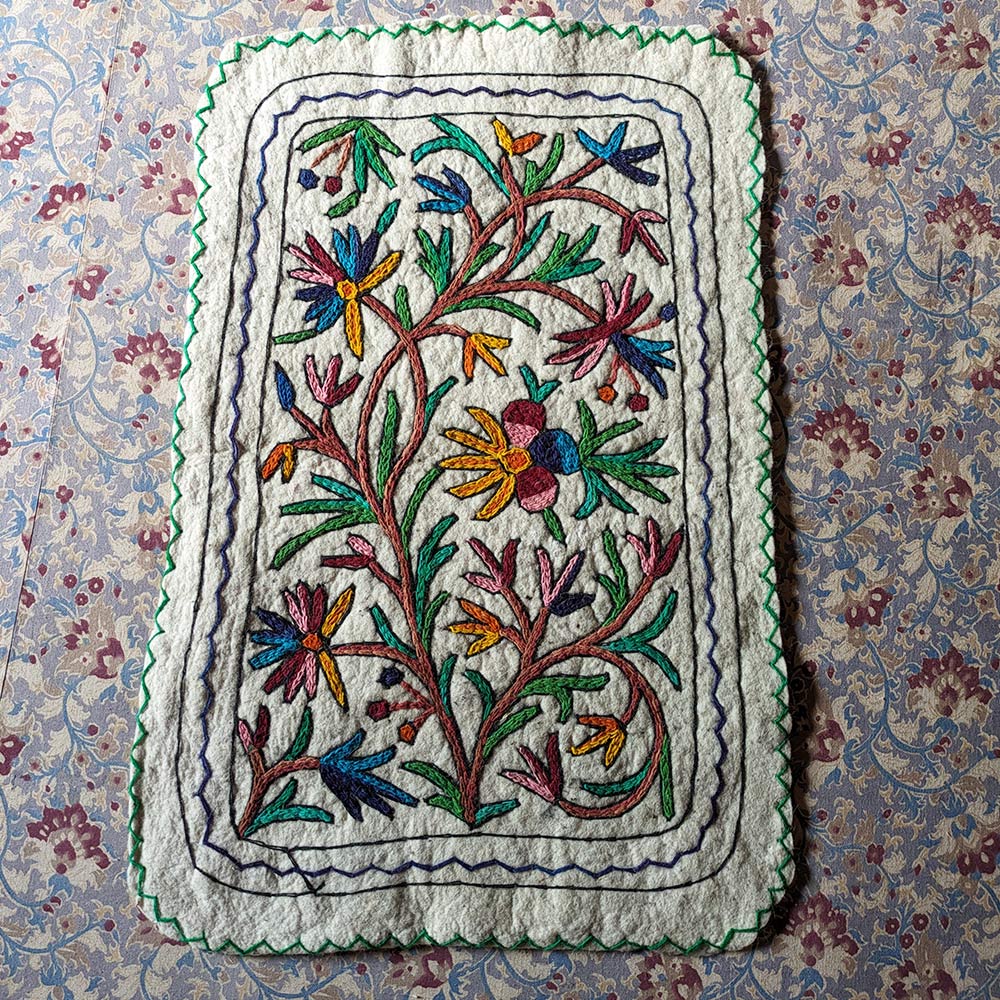 KuleShaq Namda Handmade Aari Embroidered Wool Rug 3x2 - Gyawun