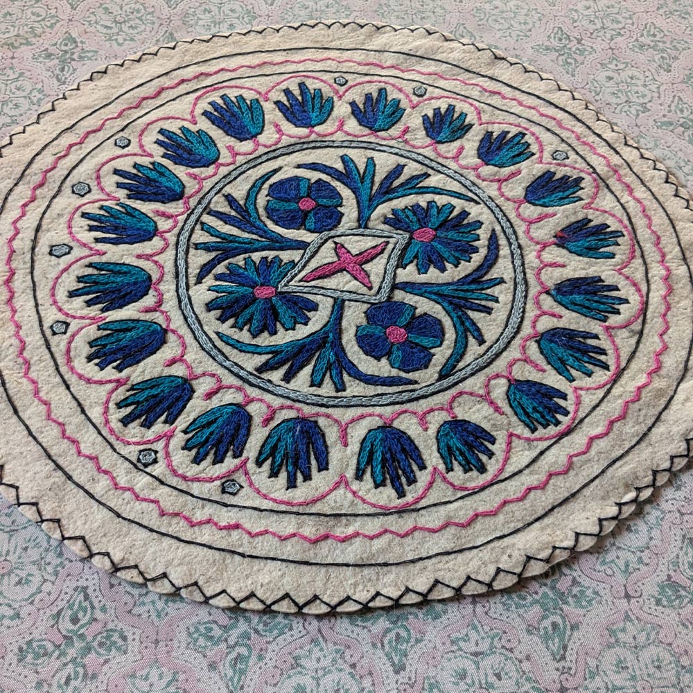 Aabhi Chinar Kashmiri Namda Rug- 3ft With Elegent Embroidery - Gyawun