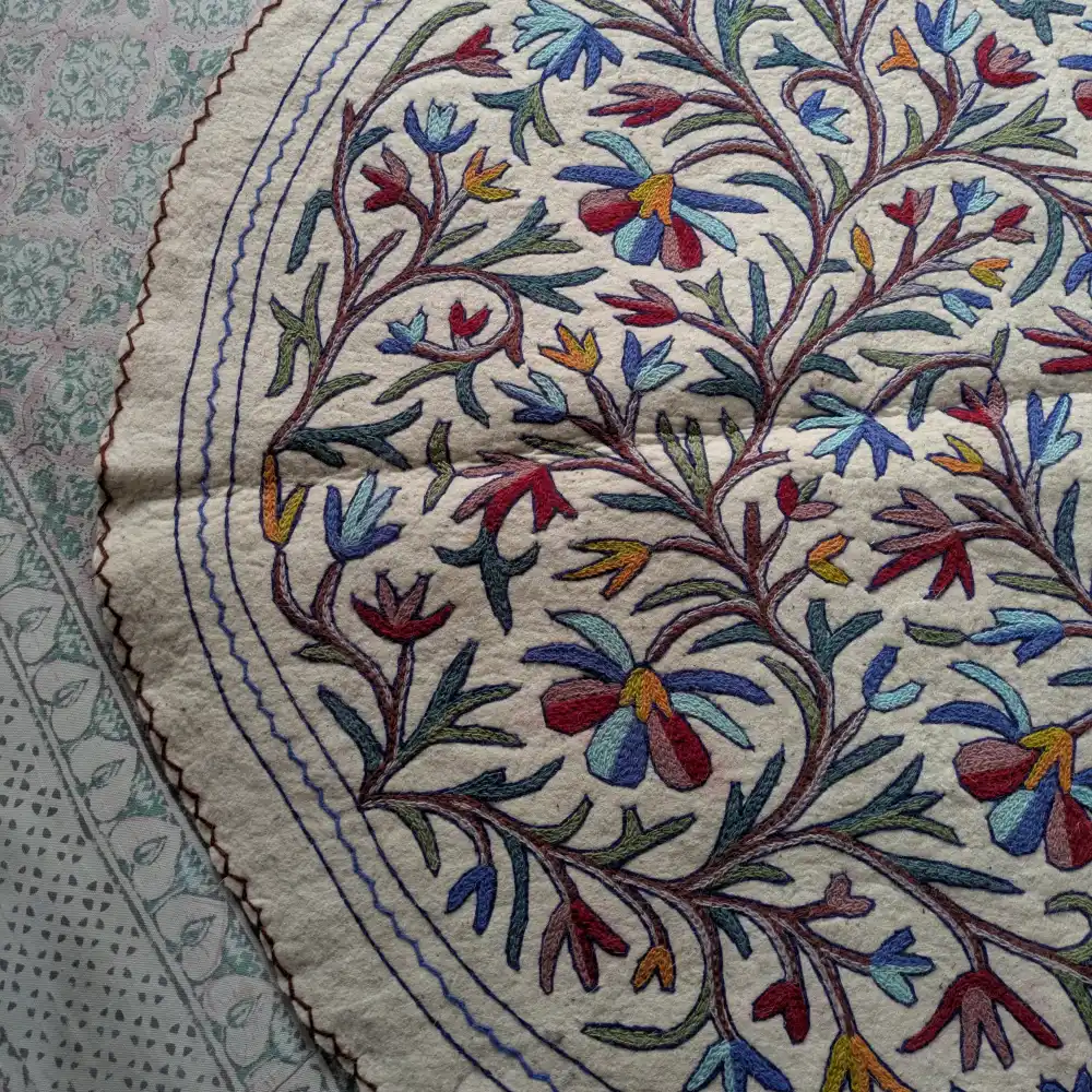 Intricate Round Wool Namda with Kashmiri Aari Art (5 ft) - Gyawun