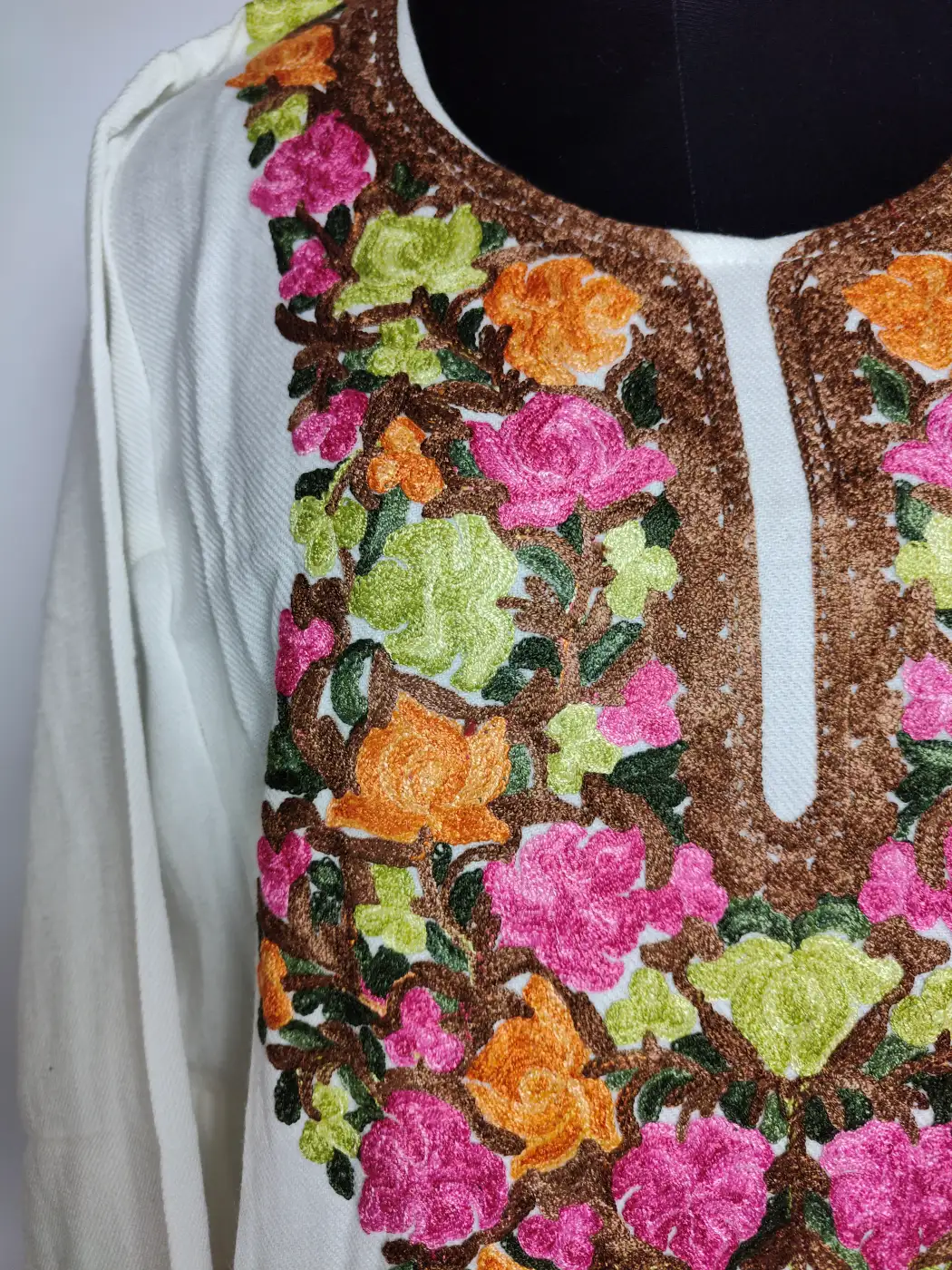 Cashmilon Wool White Pheran Dustoor With Aari Embroidery - Gyawun